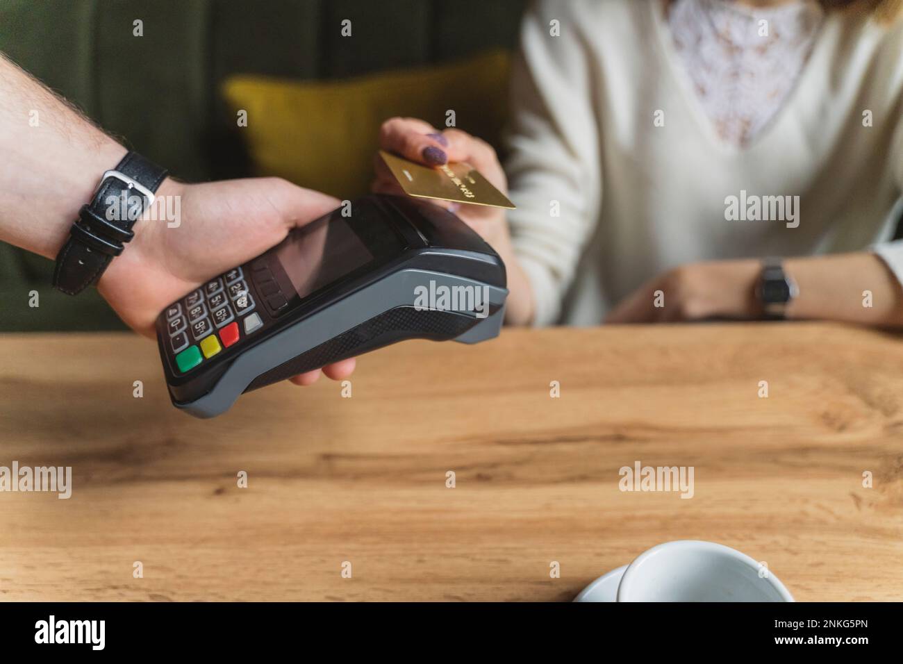 Woman making payment through credit card at cafe Stock Photo - Alamy