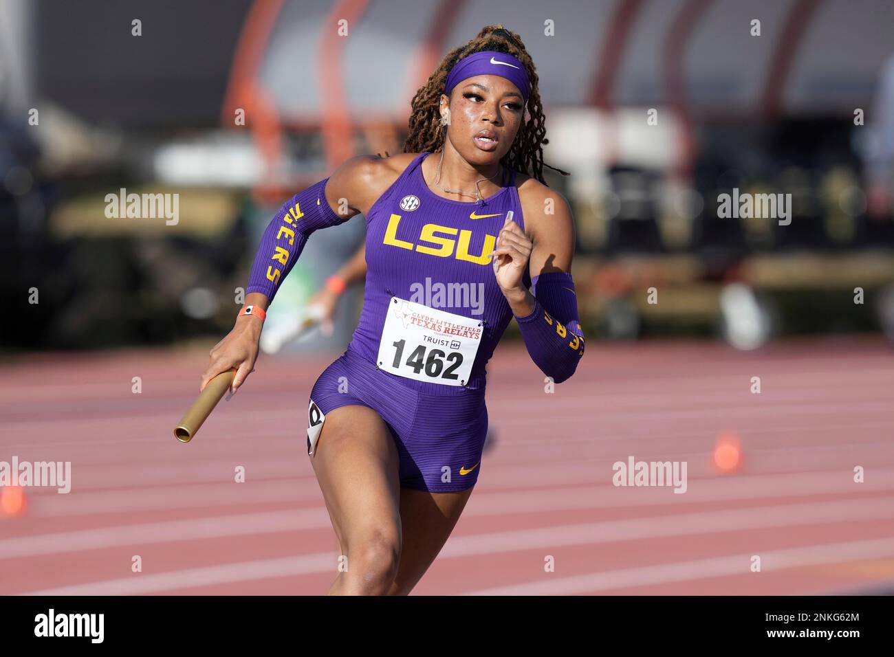 Amber Anning runs the 400m leg on the LSU Tigers women's distance ...