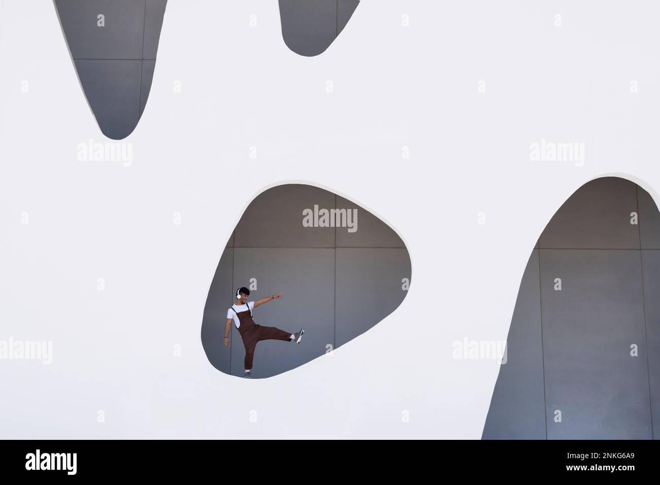 Building with hole hi-res stock photography and images - Alamy