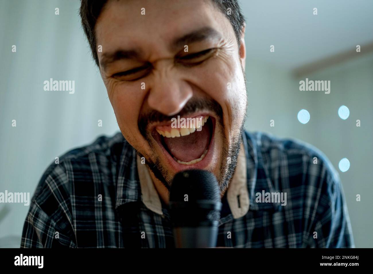 Man singing hi-res stock photography and images - Alamy