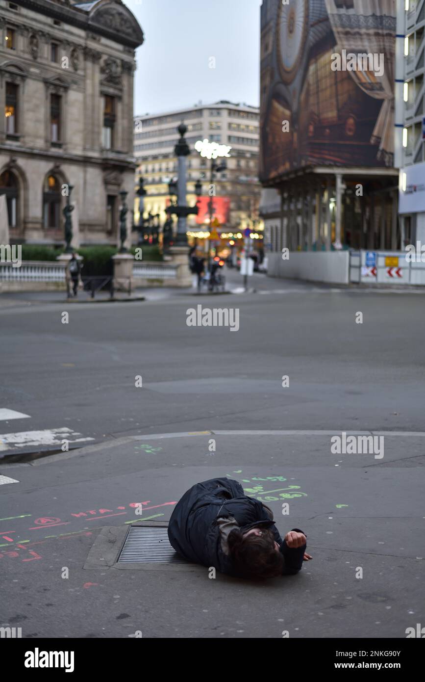 Parisian poverty homeless paris hi-res stock photography and images - Alamy