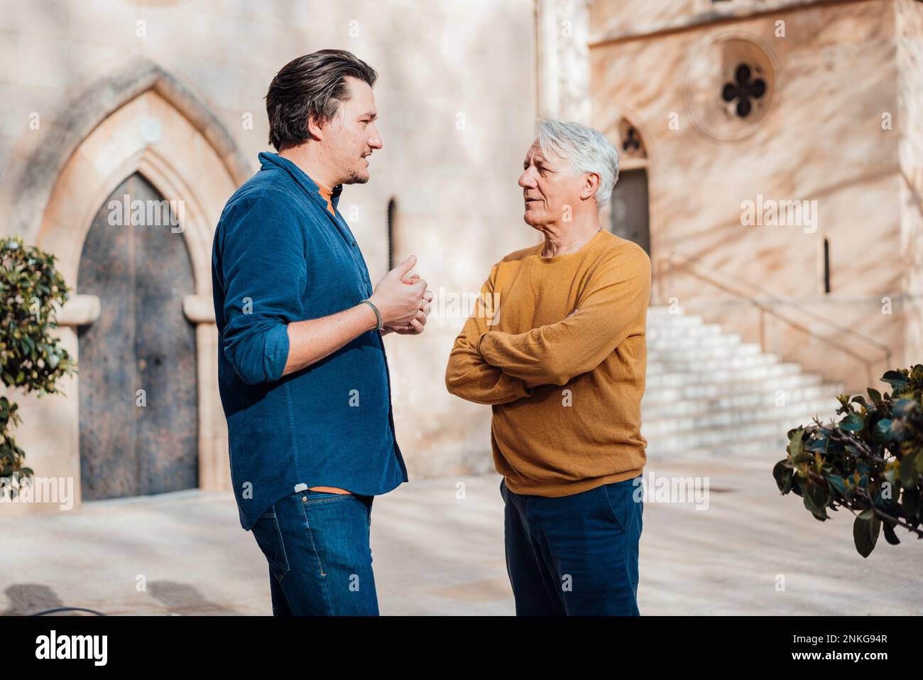 Man discussion hi-res stock photography and images - Alamy