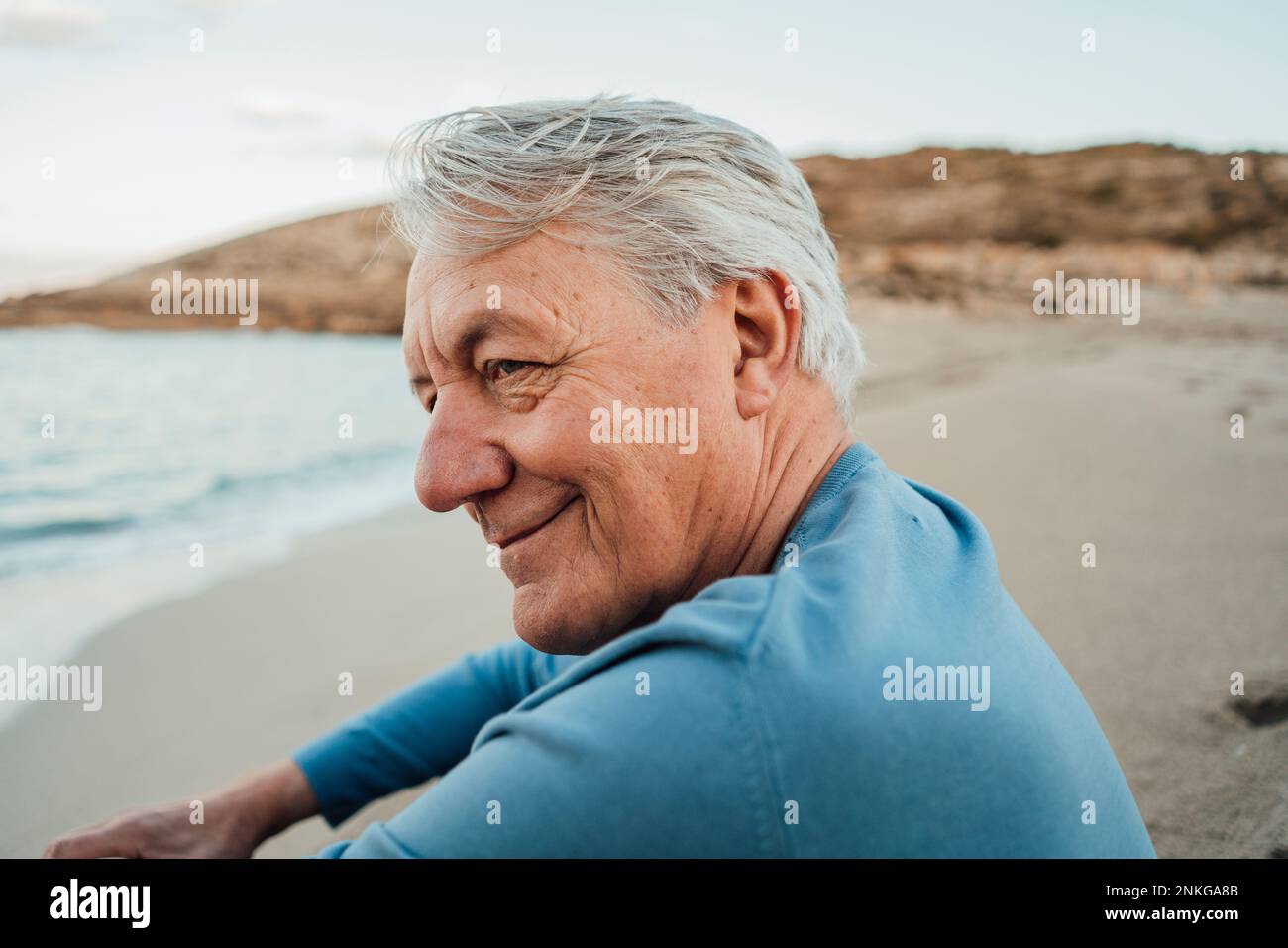 Man sitting shore beach hi-res stock photography and images - Alamy
