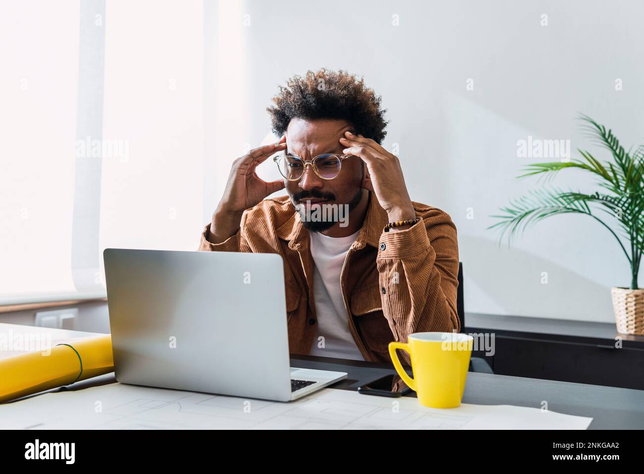 Sitting stressed hi-res stock photography and images - Alamy