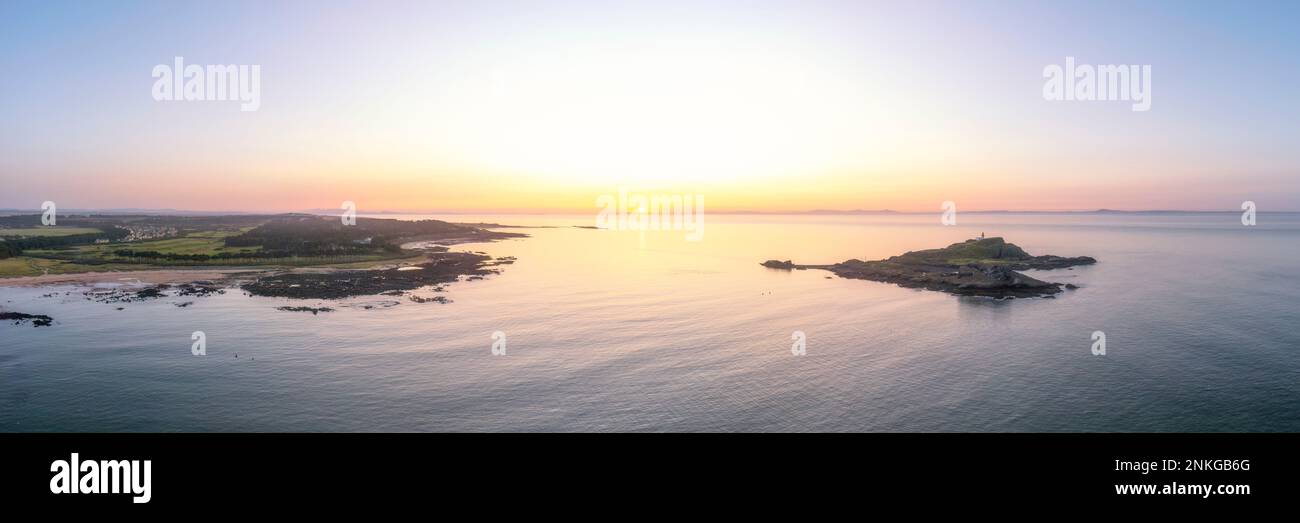 Firth of Forth estuary with island of Fidra and Yellowcraig Beach at ...