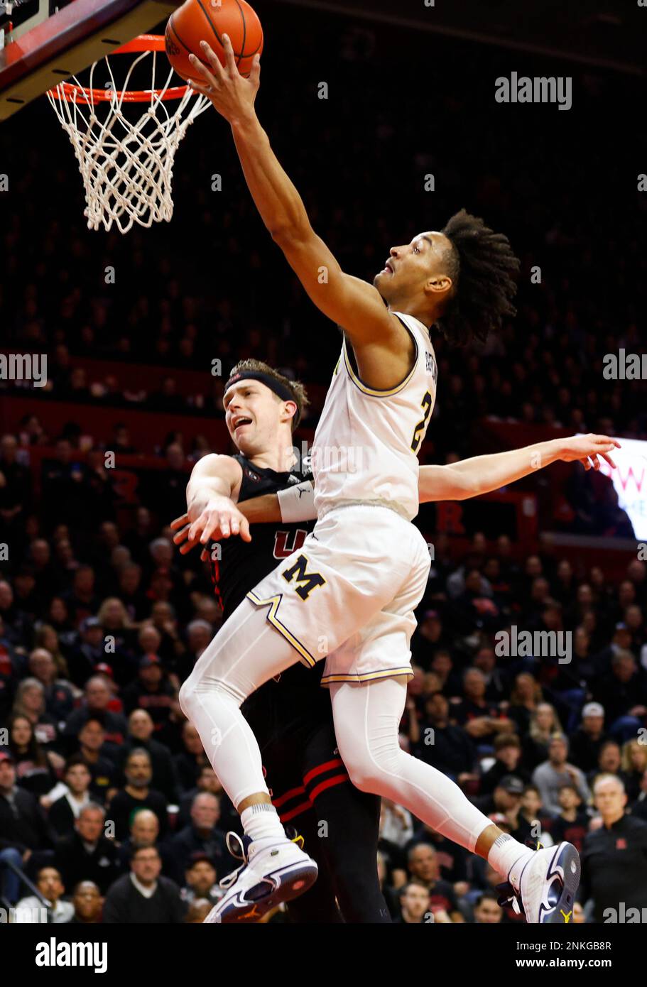 Michigan guard Kobe Bufkin (2) drives to the basket against Rutgers ...