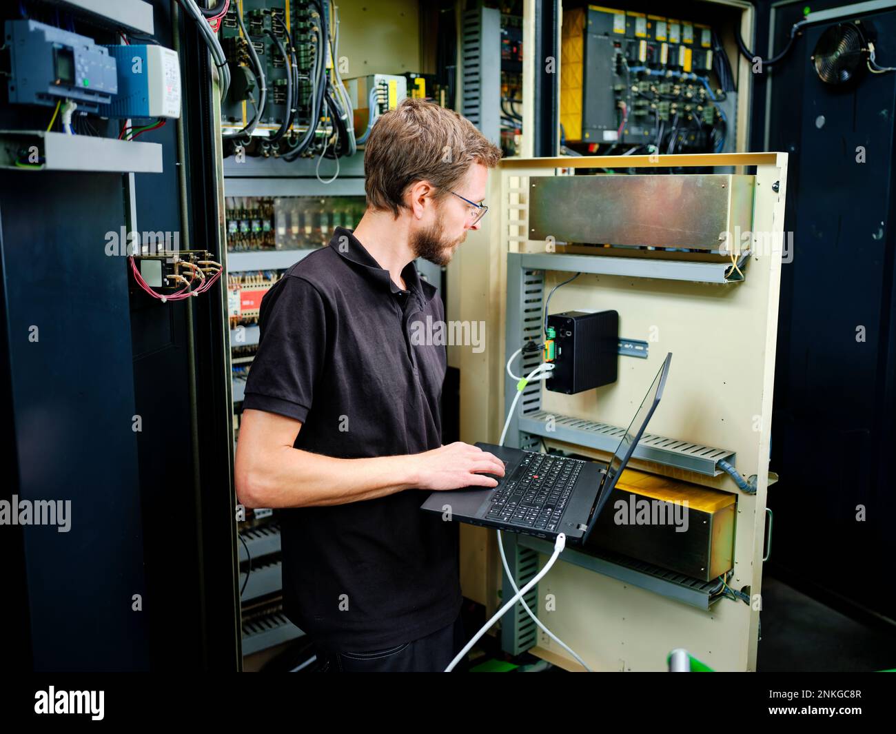 Laptop machine hi-res stock photography and images - Alamy