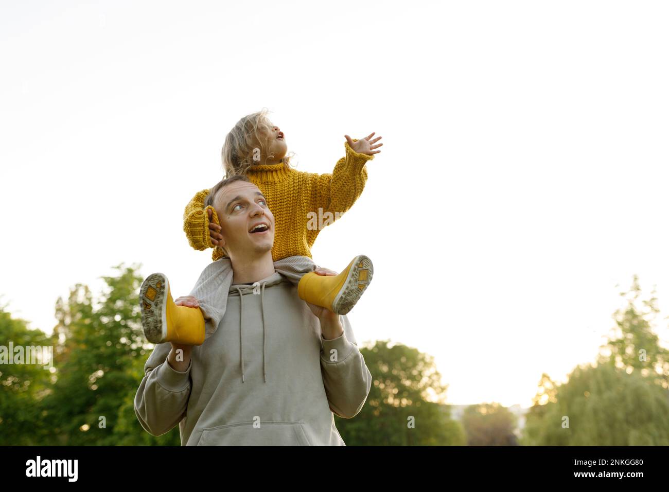 Father carrying daughter shoulders hi-res stock photography and images - Alamy