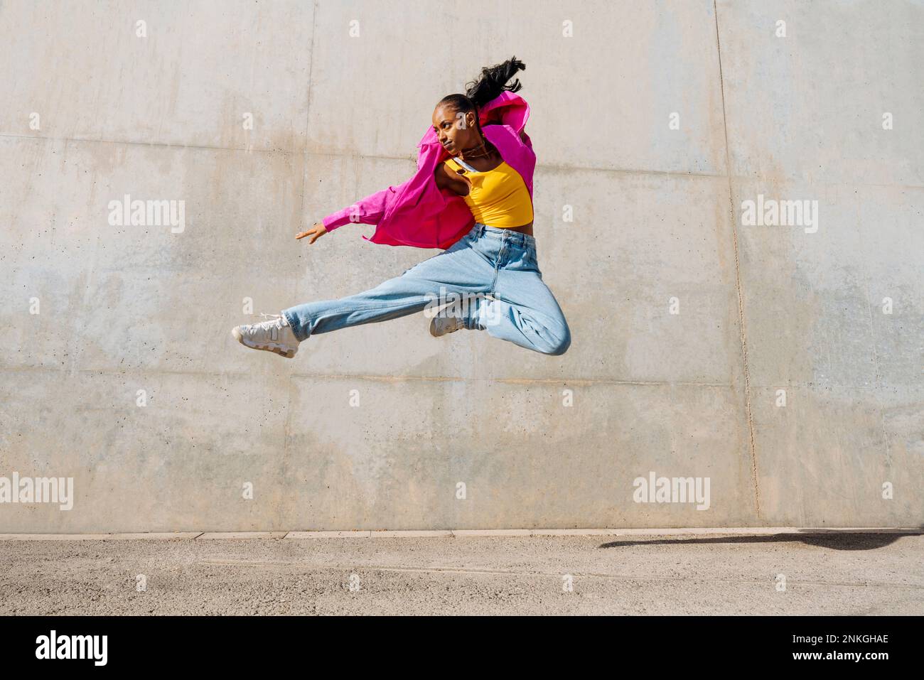 Young dancer hip hop dancing in front of wall Stock Photo - Alamy