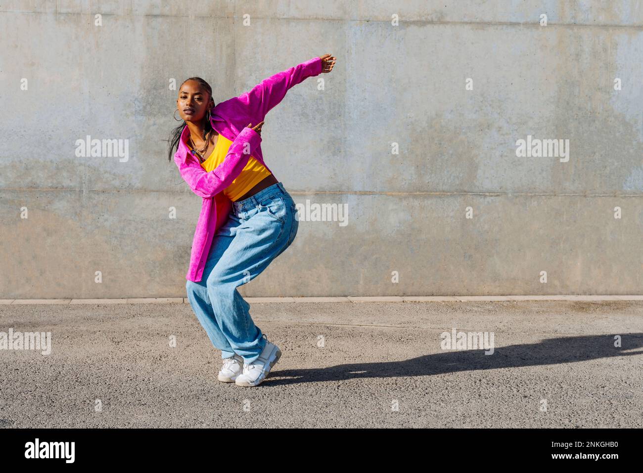 Woman breakdancing in front of wall Stock Photo - Alamy