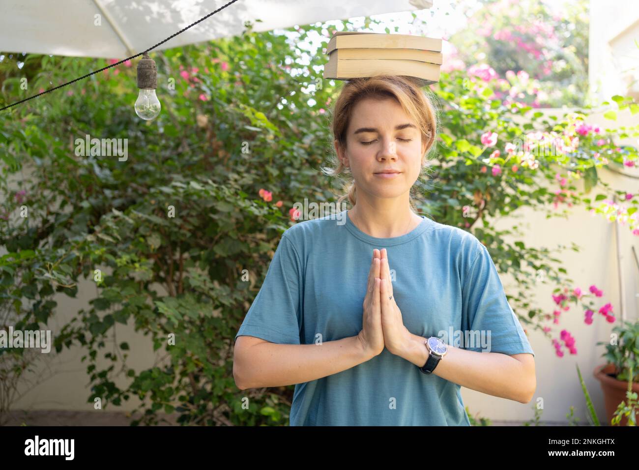 Woman balancing books head hi-res stock photography and images - Alamy