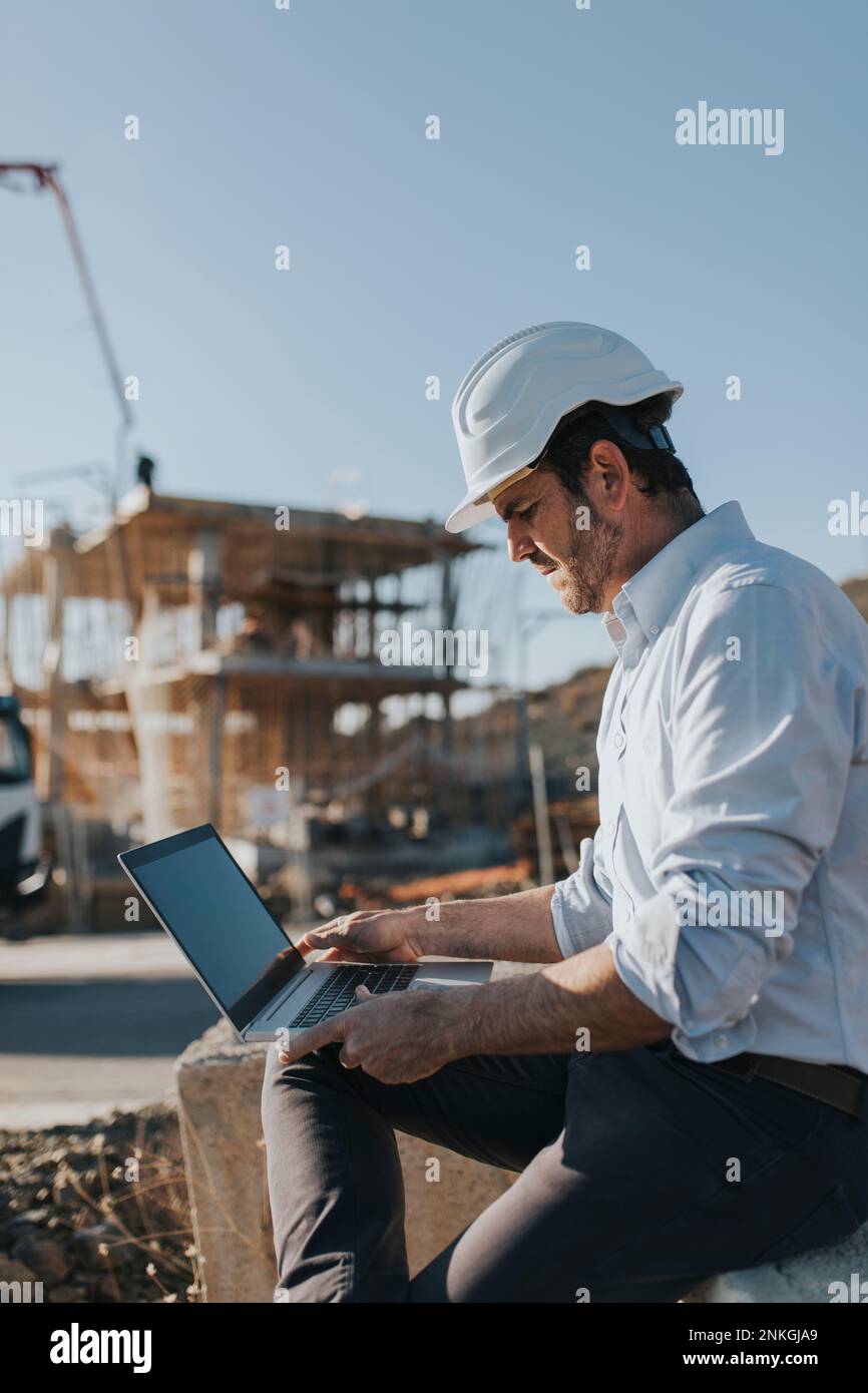 Engineer working laptop construction site hi-res stock photography and ...