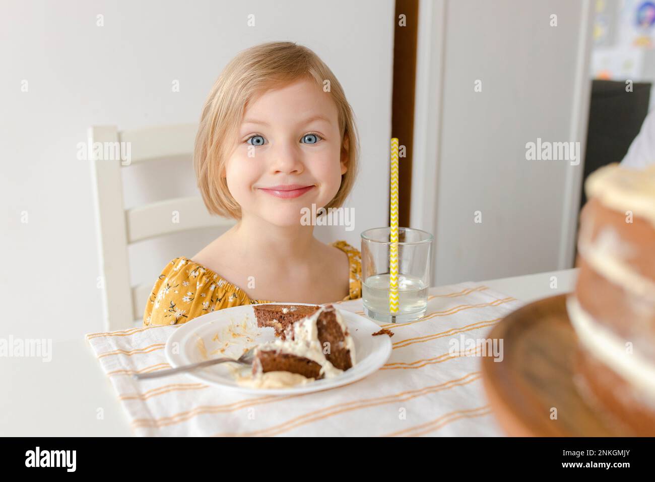 Table cake hi-res stock photography and images - Alamy