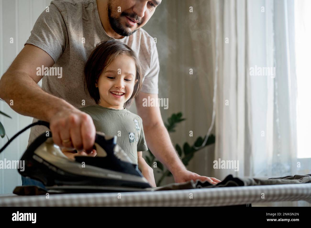 Father children home chores hi-res stock photography and images - Alamy