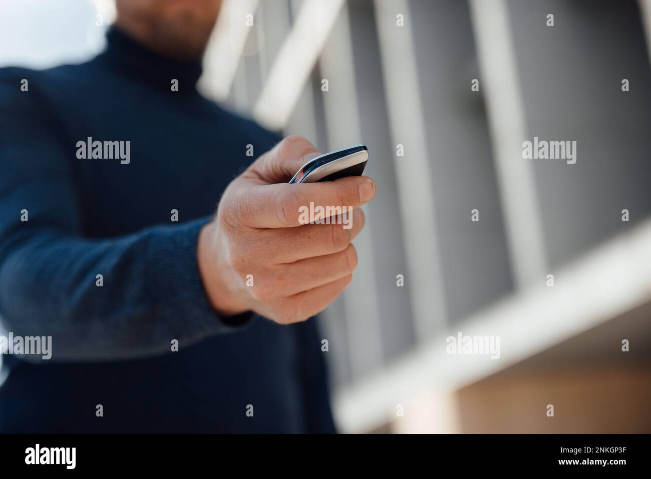 Hand holding key man hi-res stock photography and images - Alamy