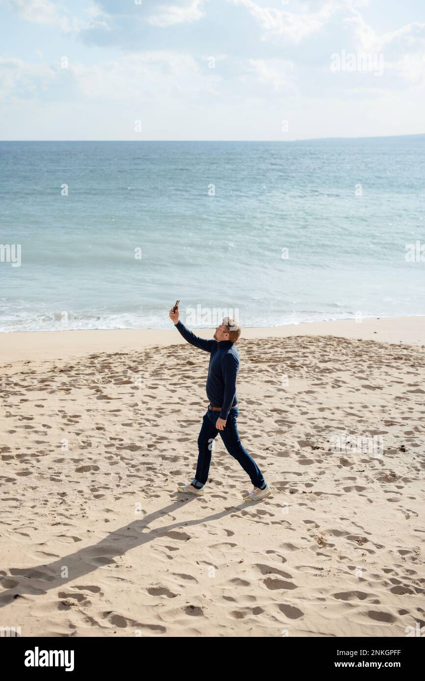 Filming and walking hi-res stock photography and images - Alamy