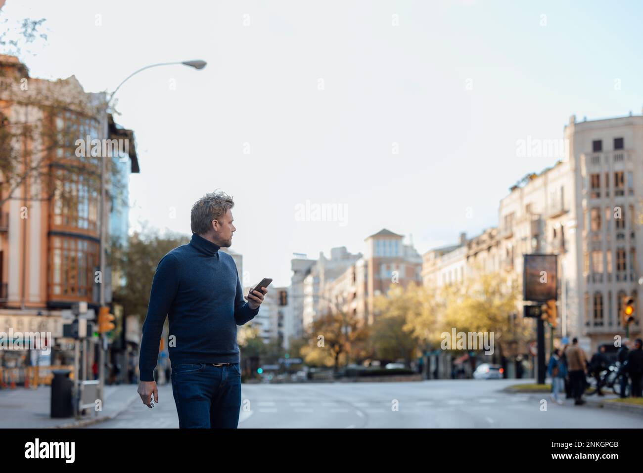 Mobile phone crossing road hi-res stock photography and images - Alamy
