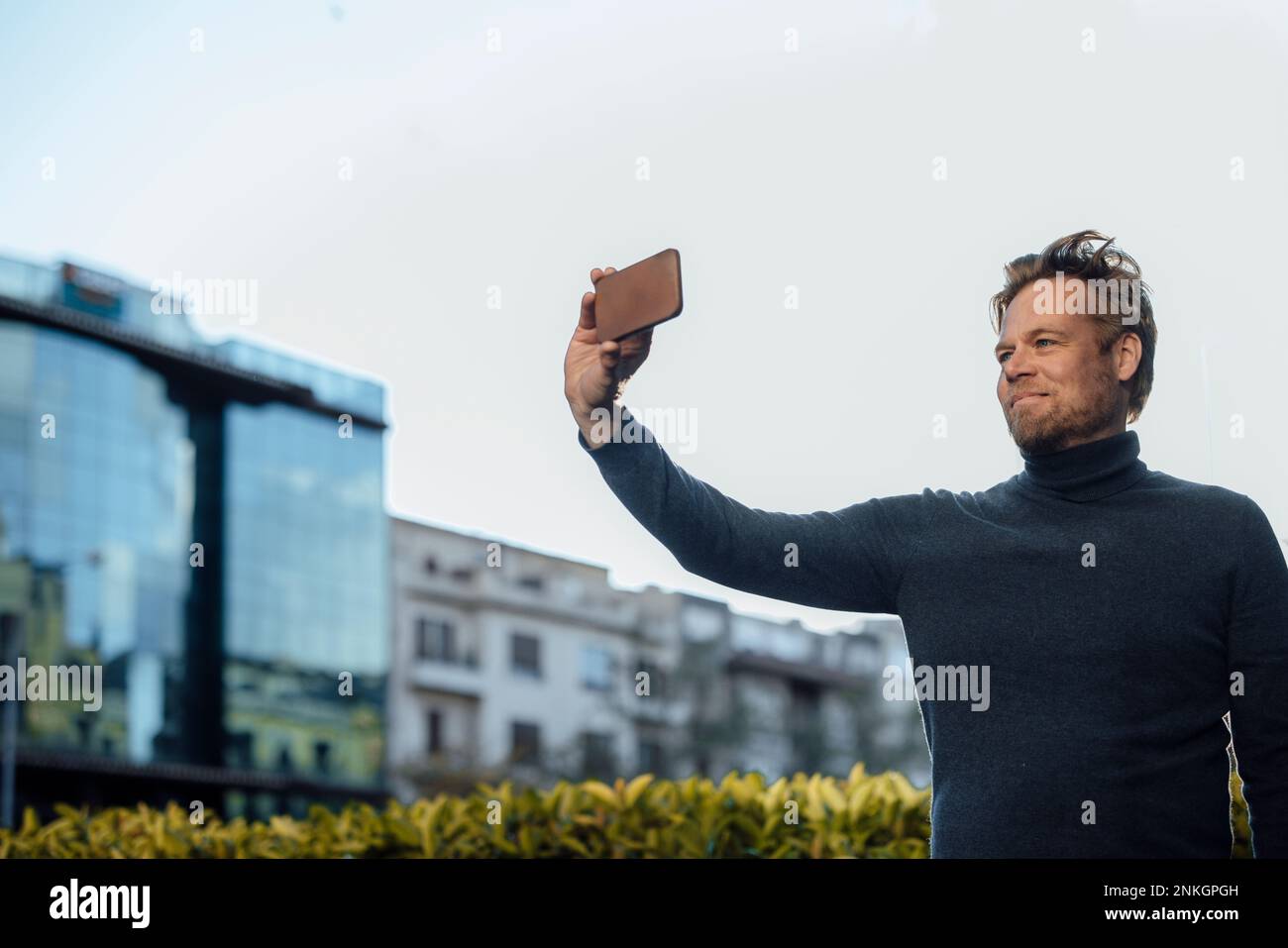 Taking selfie smart phone hi-res stock photography and images - Alamy
