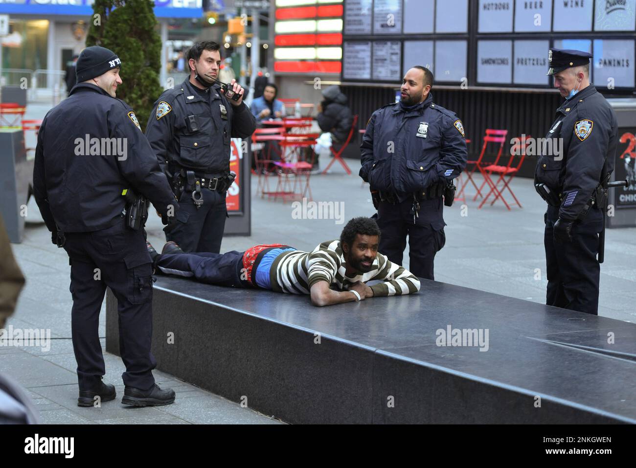 Photo by: NDZ/STAR MAX/IPx 2022 3/23/22 Police officers respond to an ...