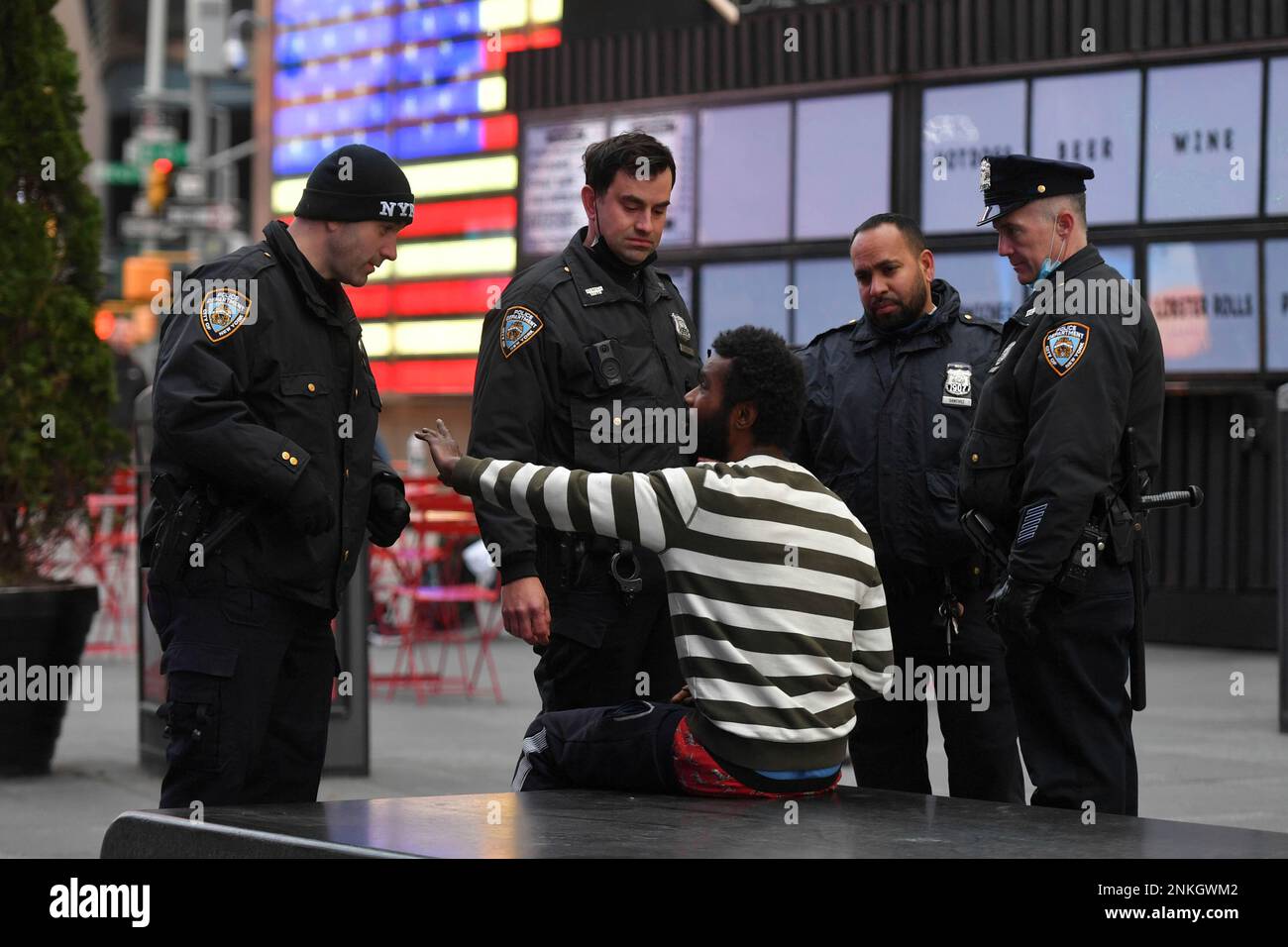 Photo by: NDZ/STAR MAX/IPx 2022 3/23/22 Police officers respond to an ...