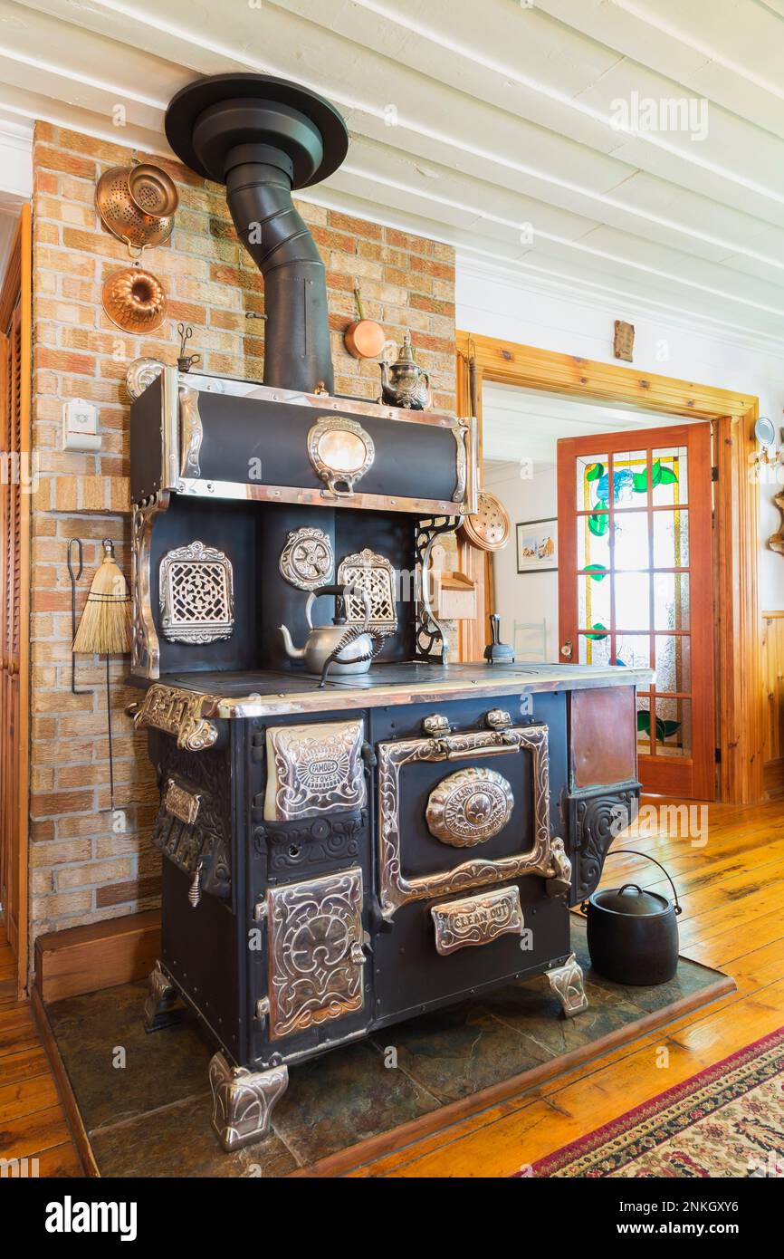 Antique stove mcclary hi-res stock photography and images - Alamy