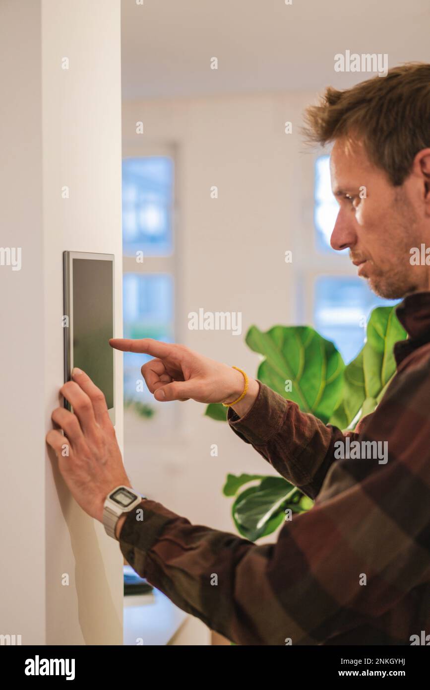 Smart home device hi-res stock photography and images - Alamy