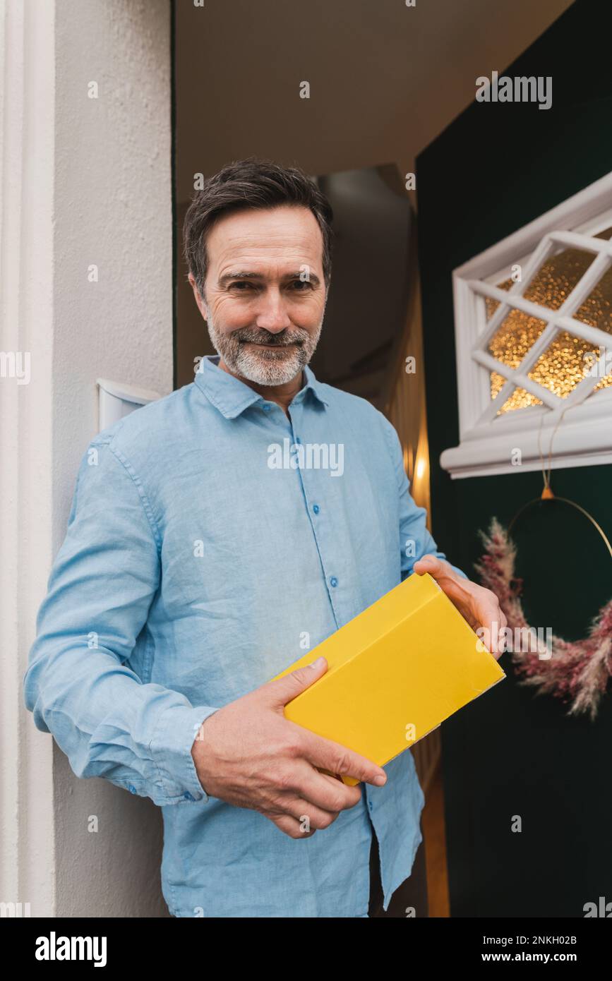 Man with package hi-res stock photography and images - Alamy