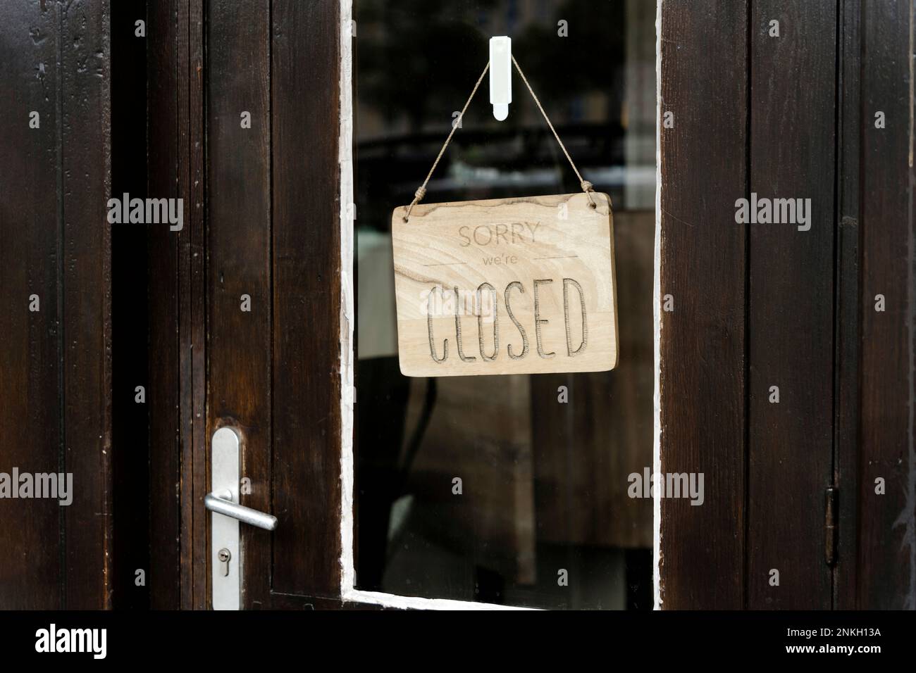 Wooden door with close sign Stock Photo - Alamy