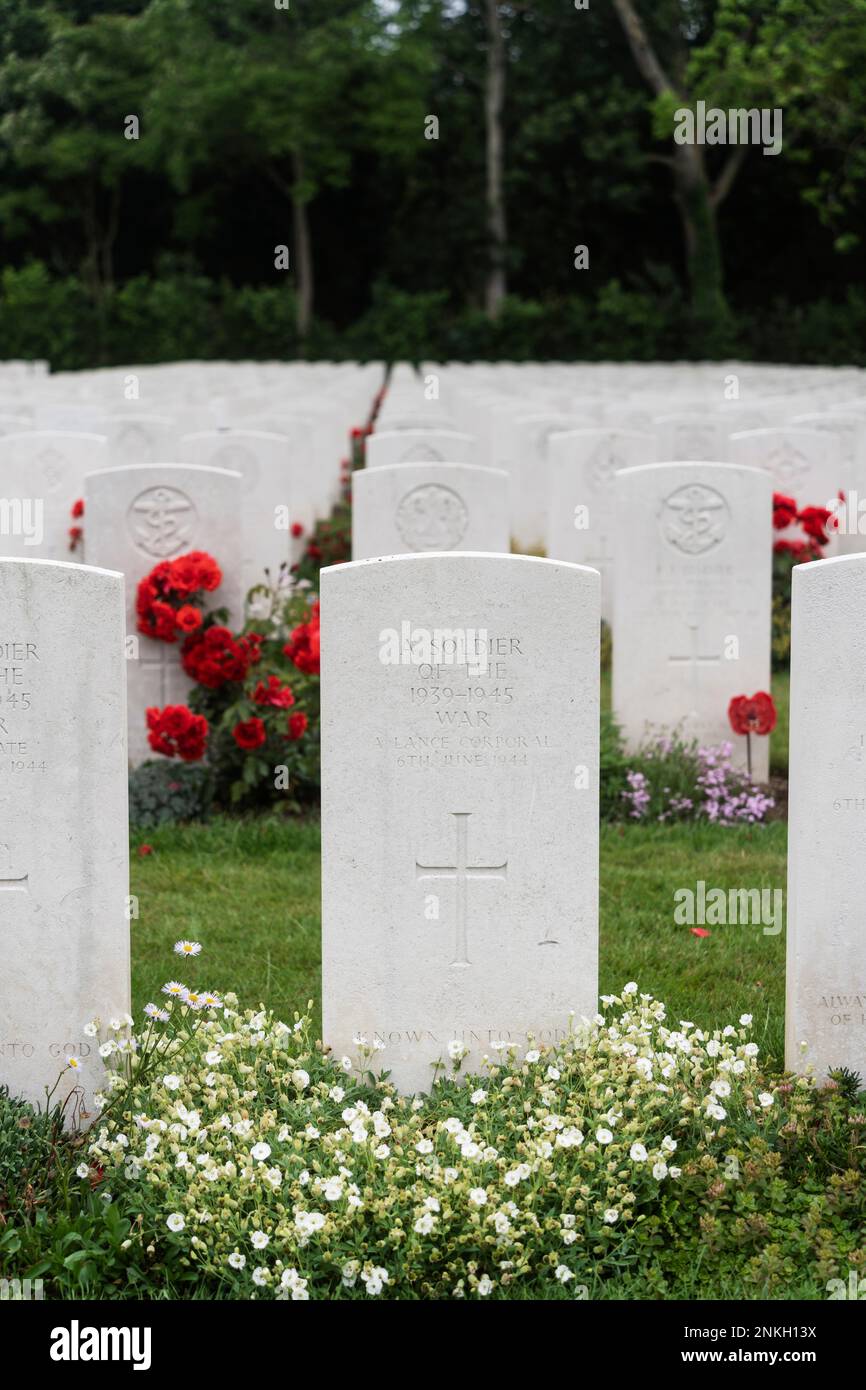 Normandy cemetery photos hi-res stock photography and images - Alamy