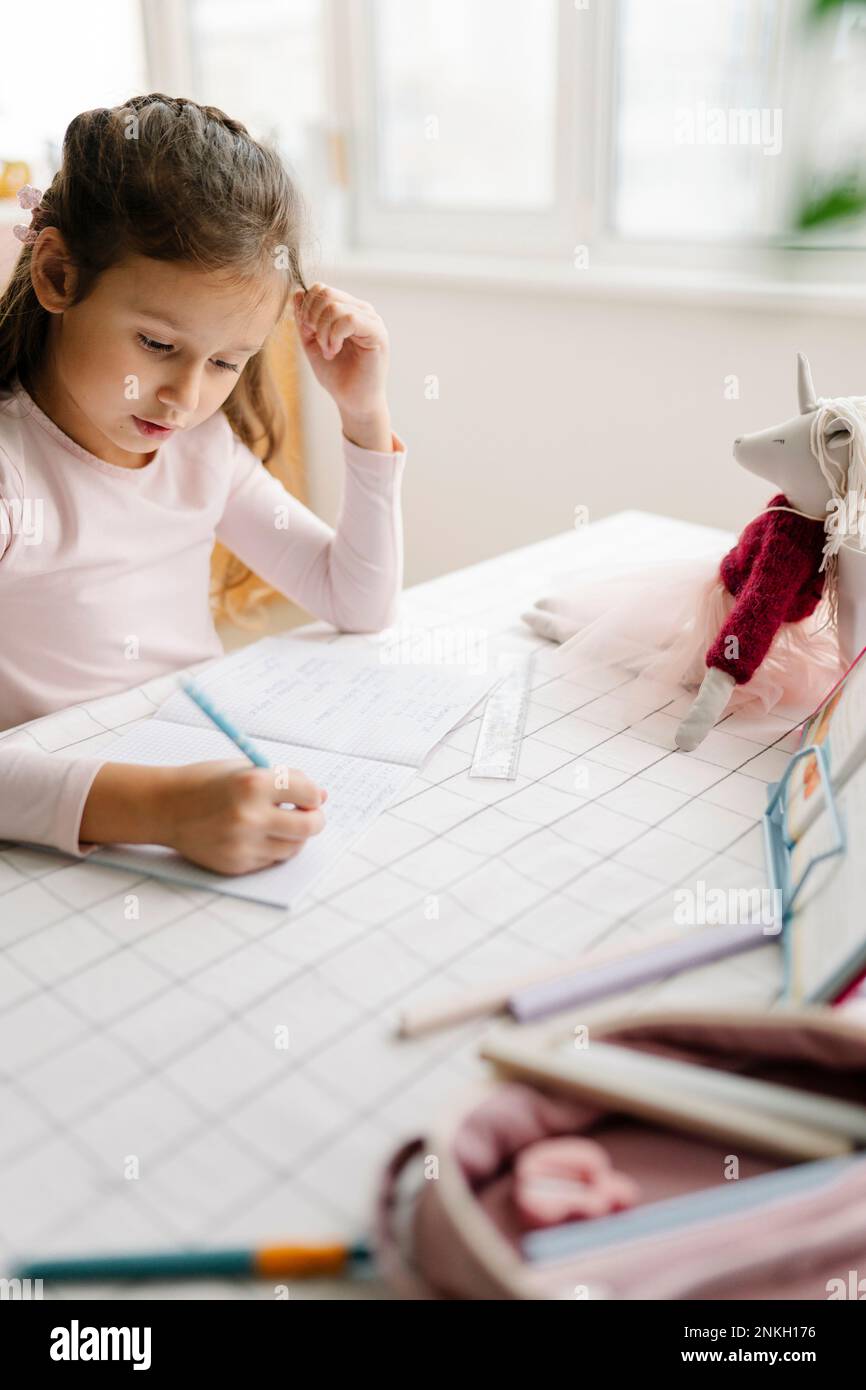 6 years girl writing hi-res stock photography and images - Alamy