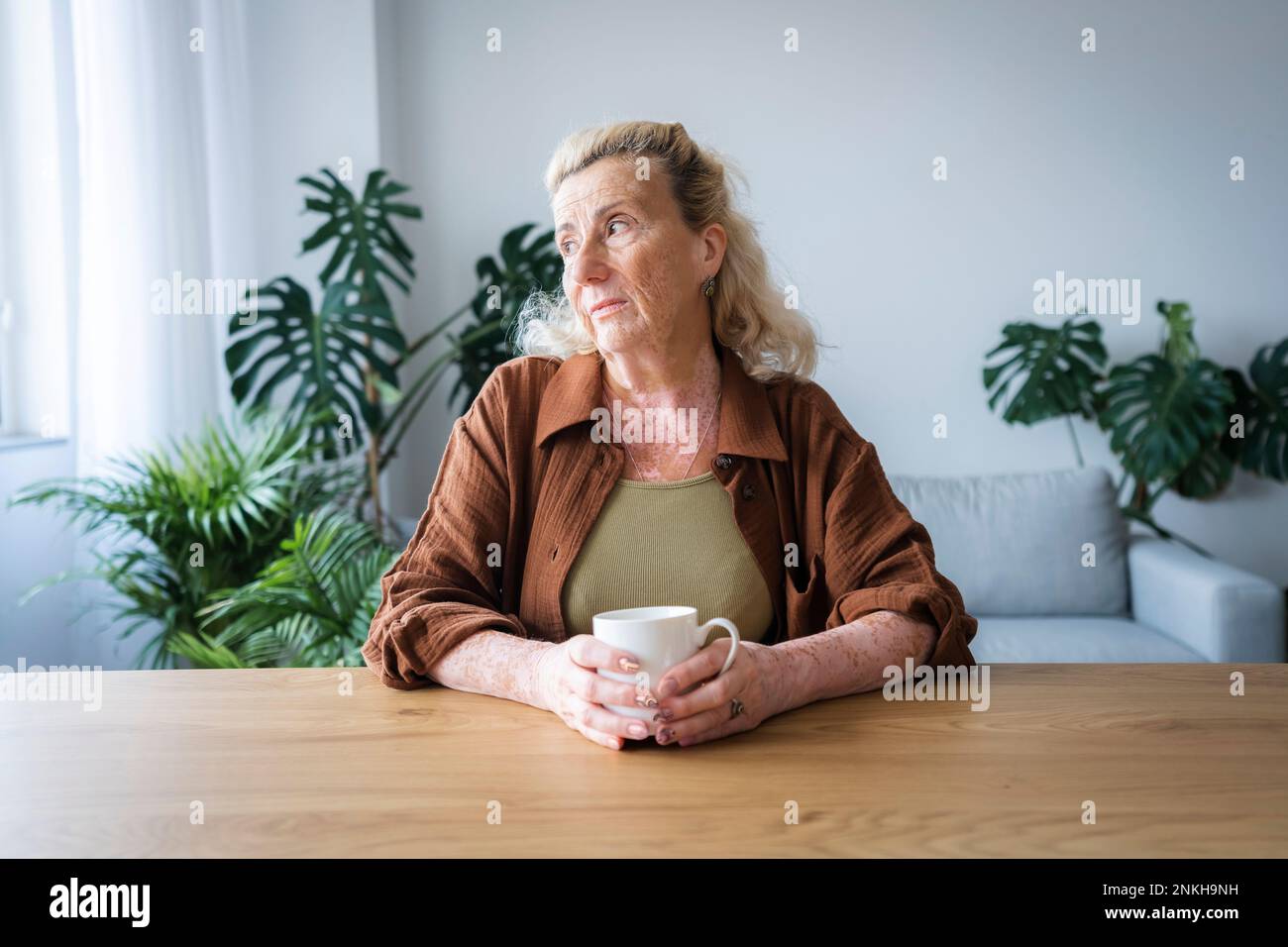 Sad woman home alone hi-res stock photography and images - Alamy