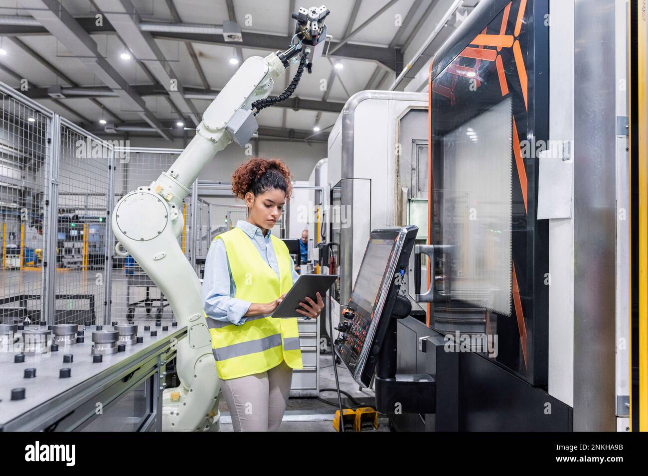 Female engineer using robotic arm hi-res stock photography and images - Alamy