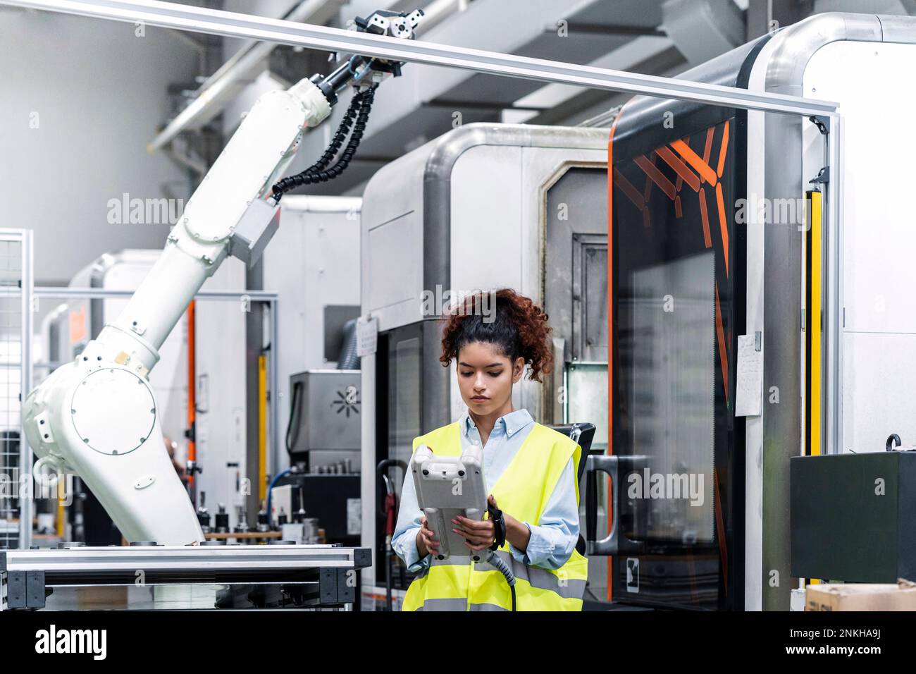 Engineer controlling automated production line hi-res stock photography and images - Alamy