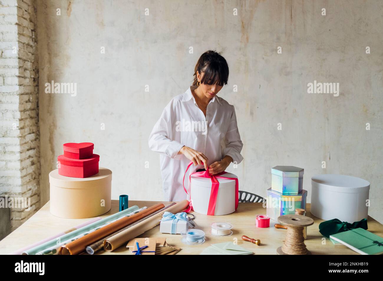Wrapping table hi-res stock photography and images - Alamy