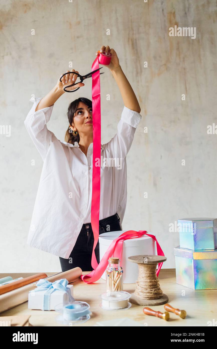 Cutting with scissors hi-res stock photography and images - Alamy