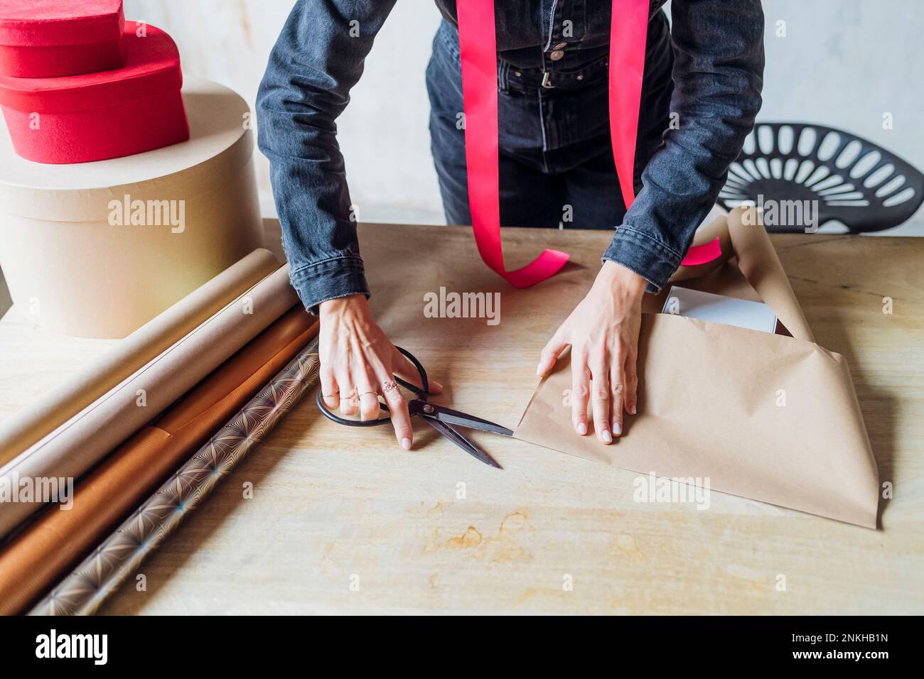 Cutting paper scissors hi-res stock photography and images - Alamy