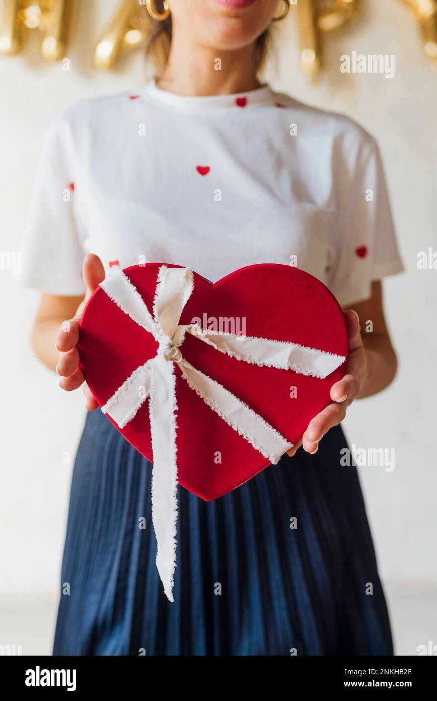 Heart shape gift box hi-res stock photography and images - Alamy