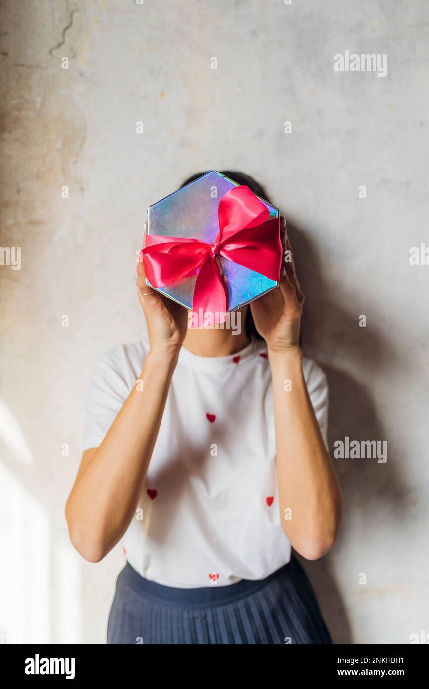 Woman showing gift box hi-res stock photography and images - Alamy