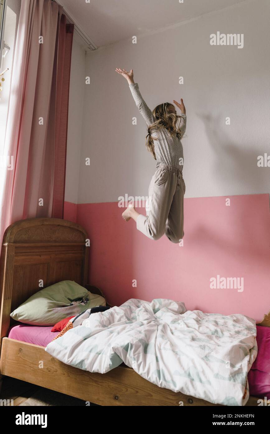 10 11 jumping on bed hi-res stock photography and images - Alamy
