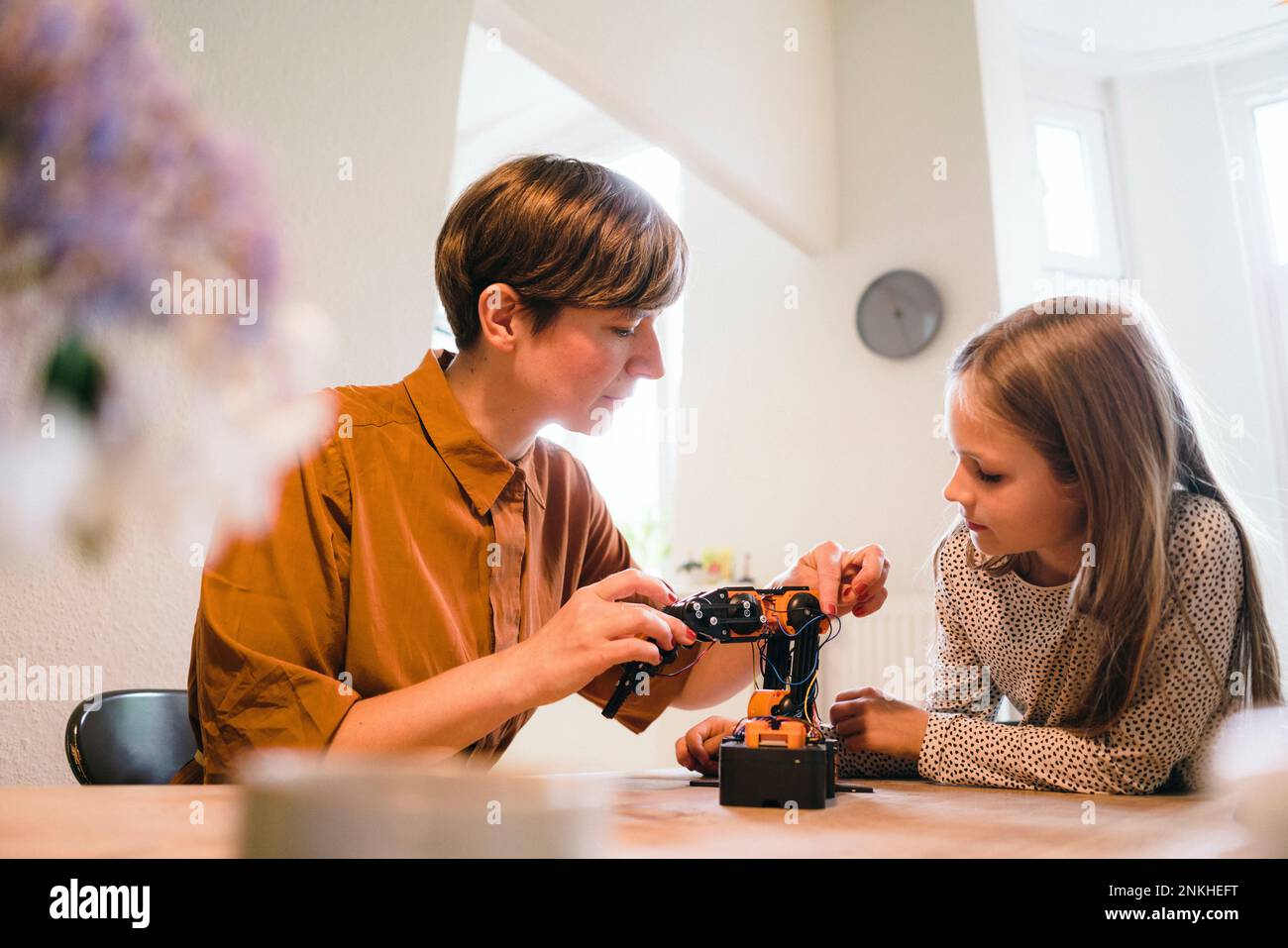 Robotic life hi-res stock photography and images - Alamy