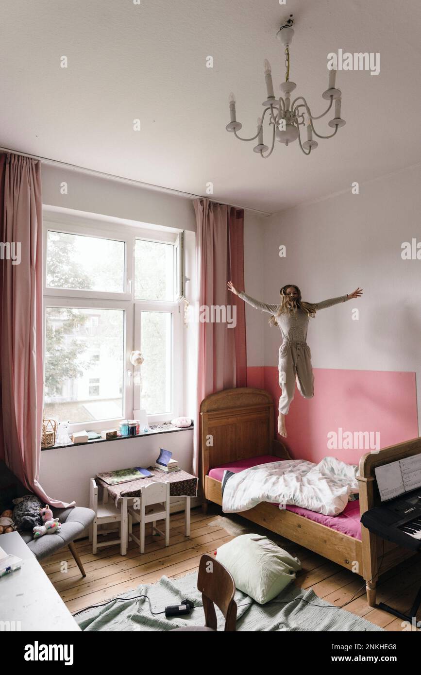 10 11 jumping on bed hi-res stock photography and images - Alamy