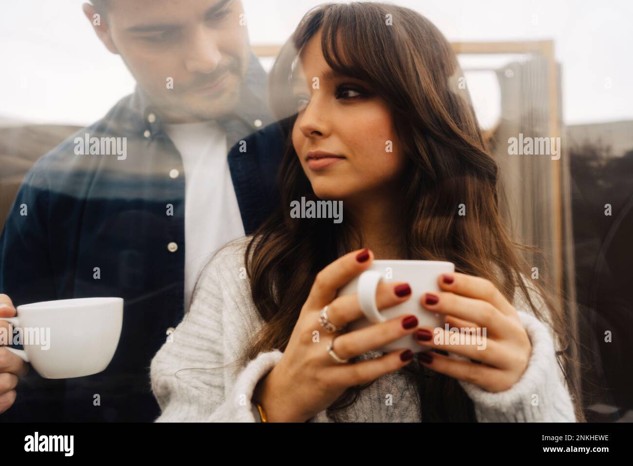 Two people holding coffee cups hi-res stock photography and images - Alamy