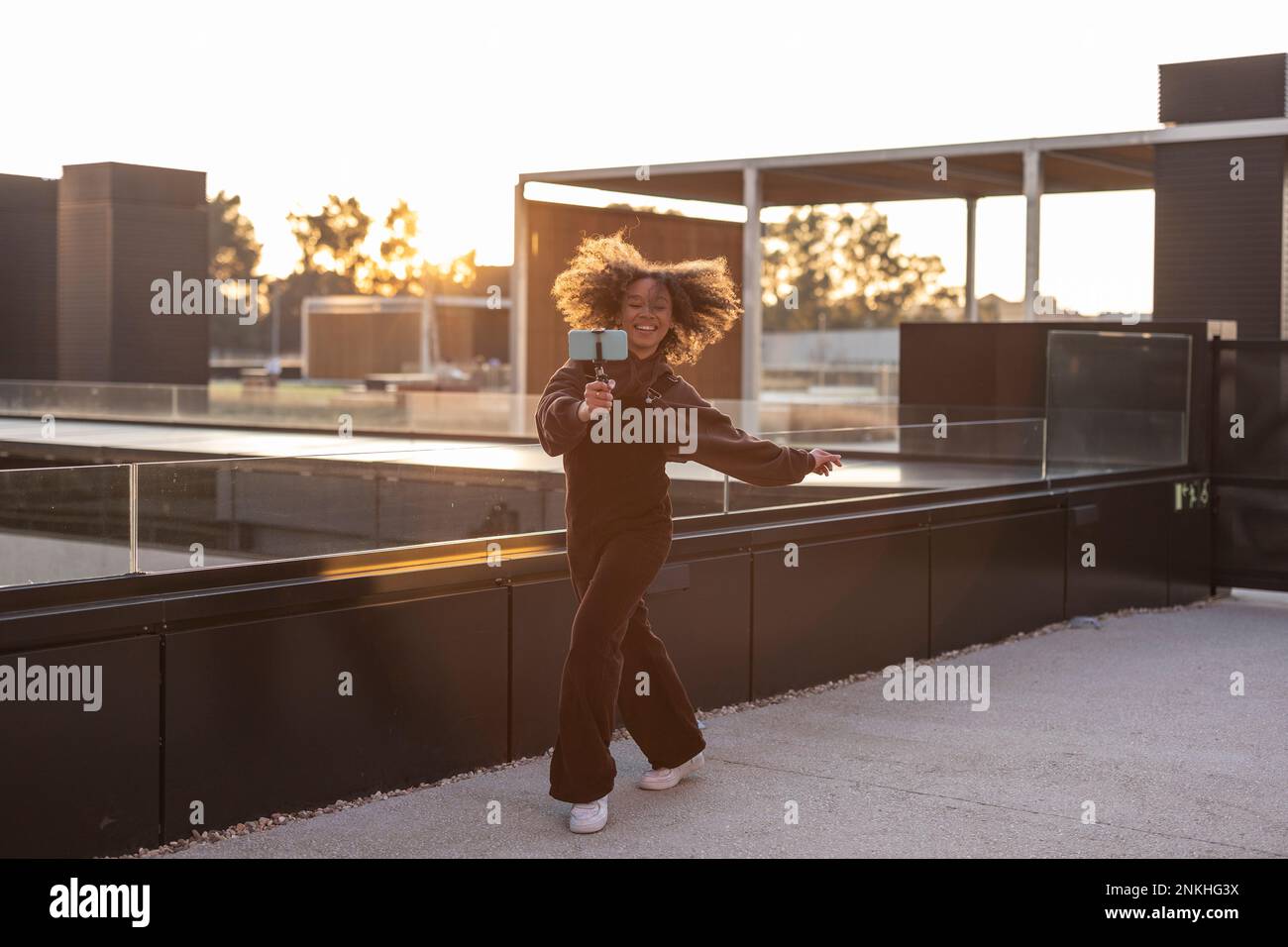 Woman filming with phone hi-res stock photography and images - Alamy