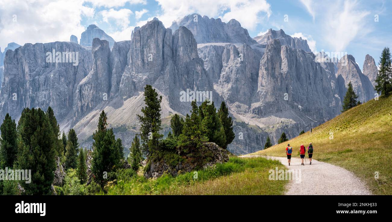 Friends hiking dolomites hi-res stock photography and images - Alamy