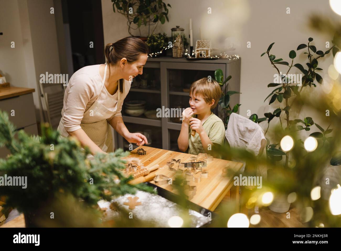 Children making christmas cookies hi-res stock photography and images ...