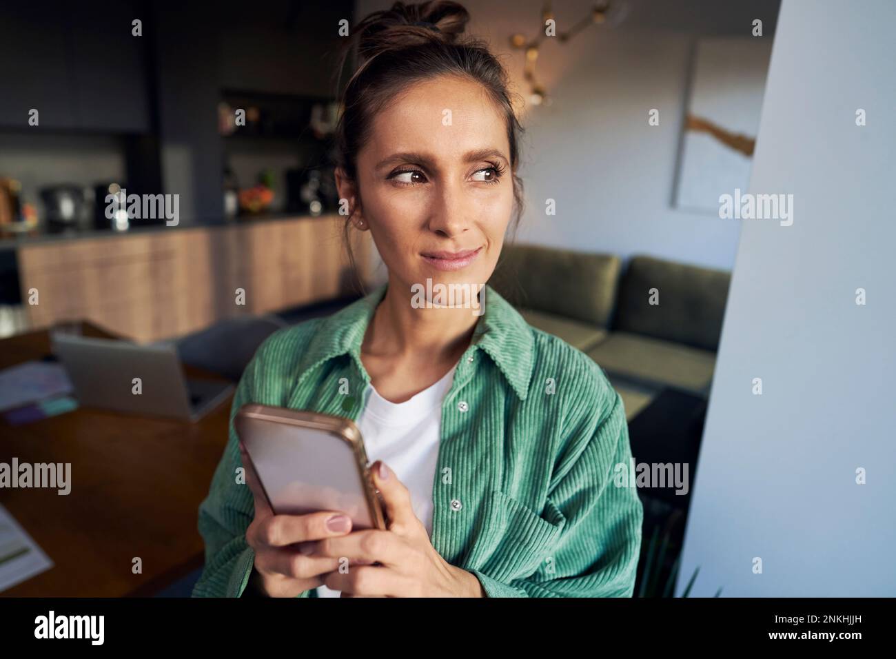 Thoughtful woman mobile phone hi-res stock photography and images - Alamy