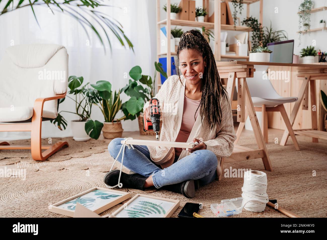 Woman diy hi-res stock photography and images - Alamy
