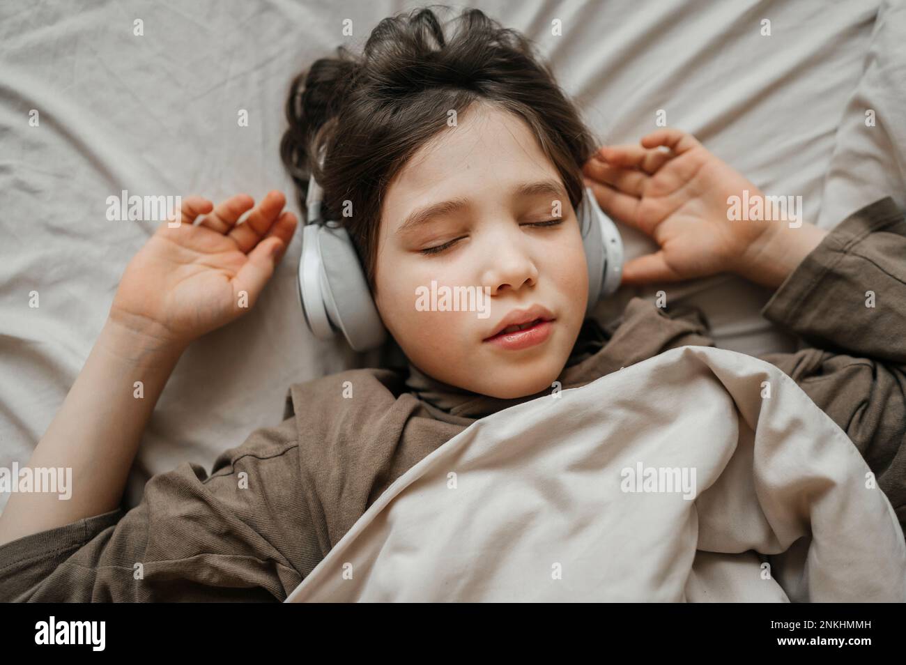 Boy music headphones 10 hi-res stock photography and images - Alamy
