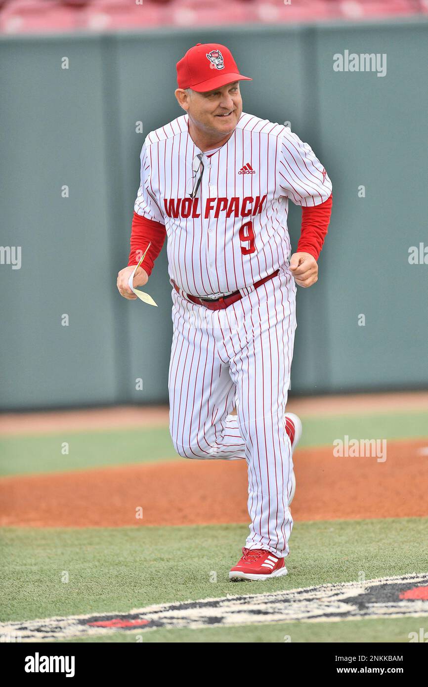 North Carolina State head coach Elliott Avent (9) before a game against ...
