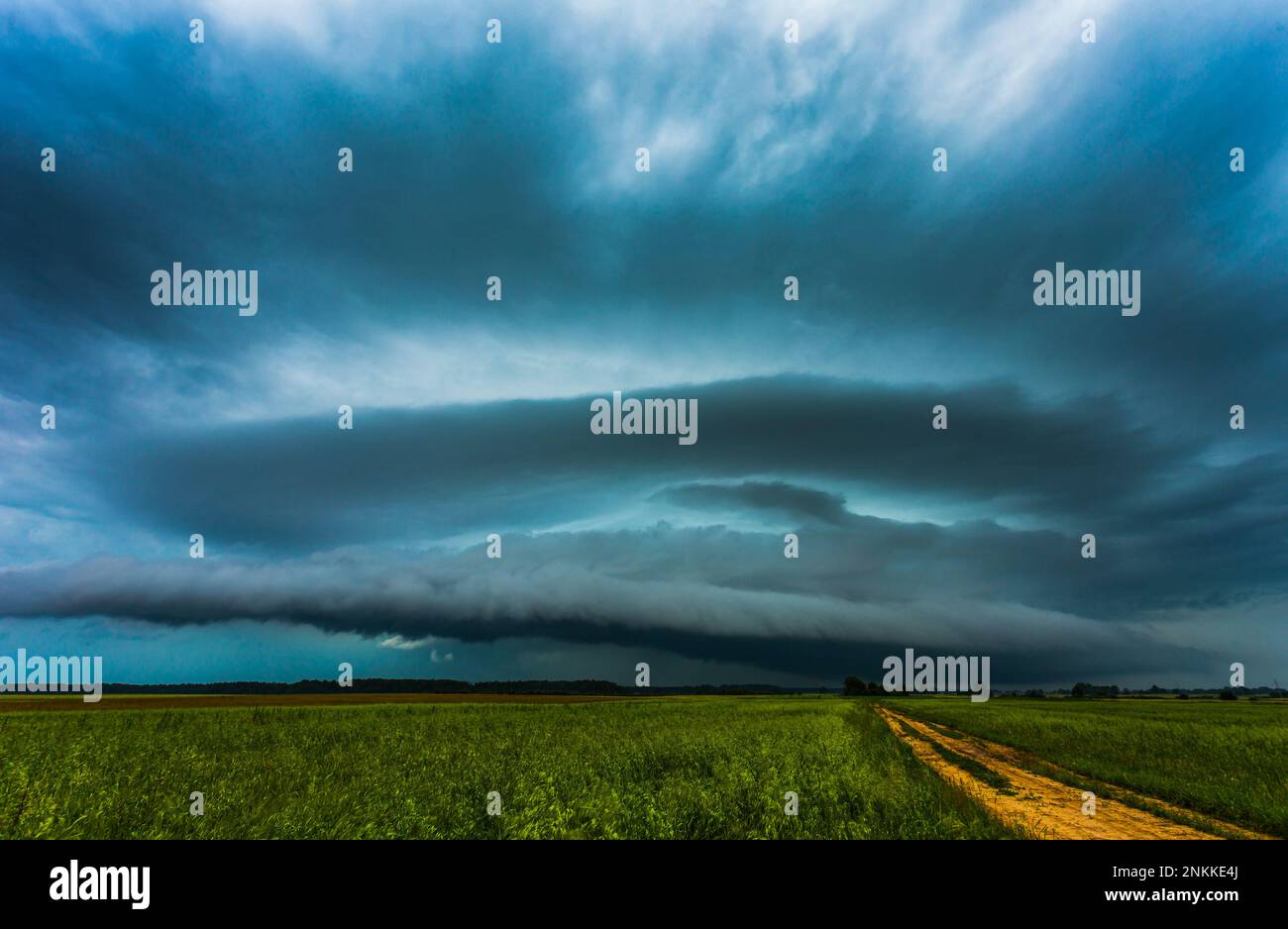 Storm clouds supercell thunderstorm hi-res stock photography and images ...